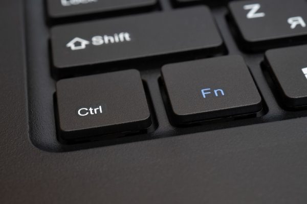 Touche shift sur le clavier : où est-elle pour activer les majuscules ...